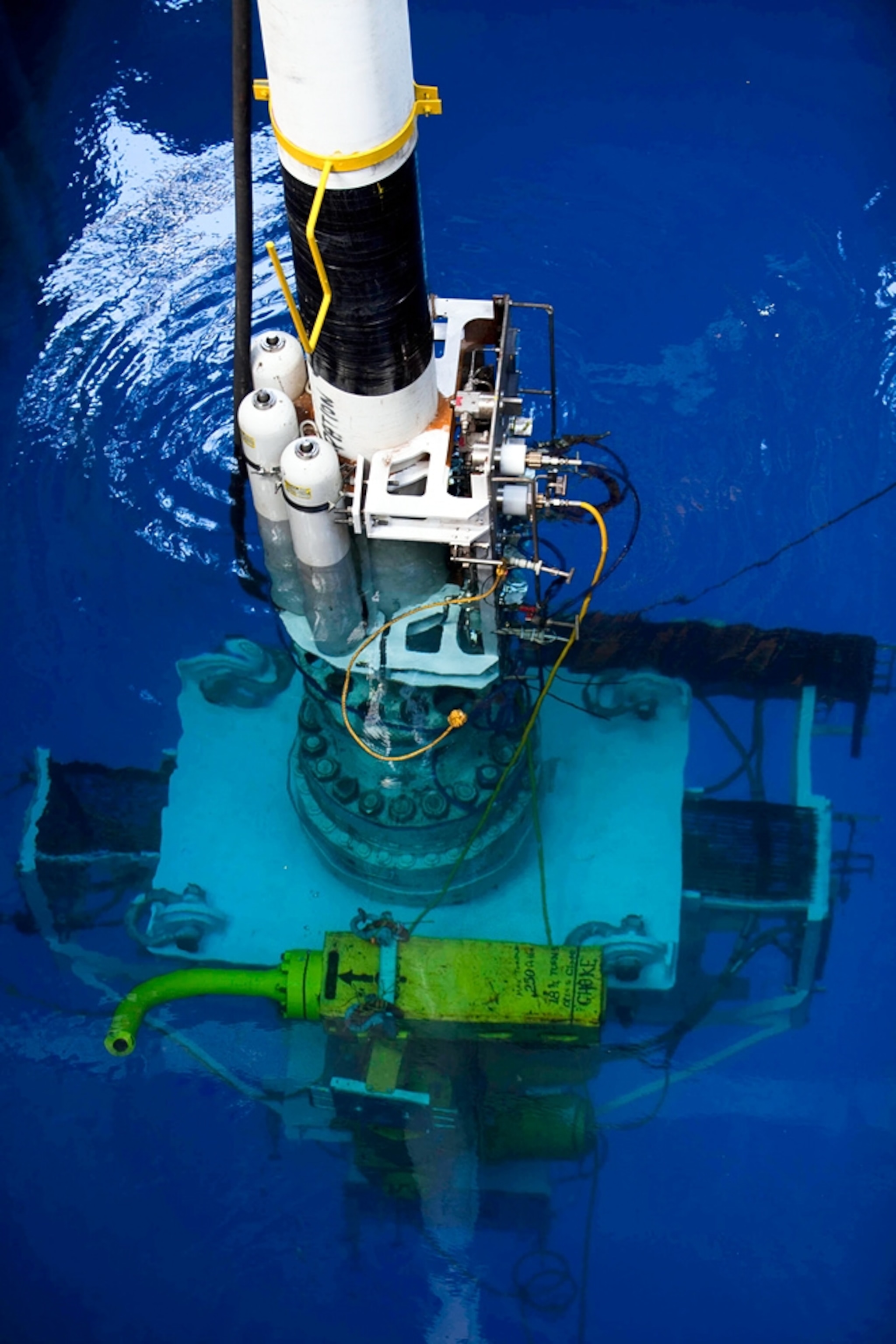 Pictures: New Cap Stops Gulf Oil Spill, BP Says