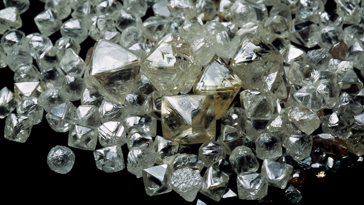 Weird Form of Carbon Acts as "Reversible" Diamond—A First | National ...