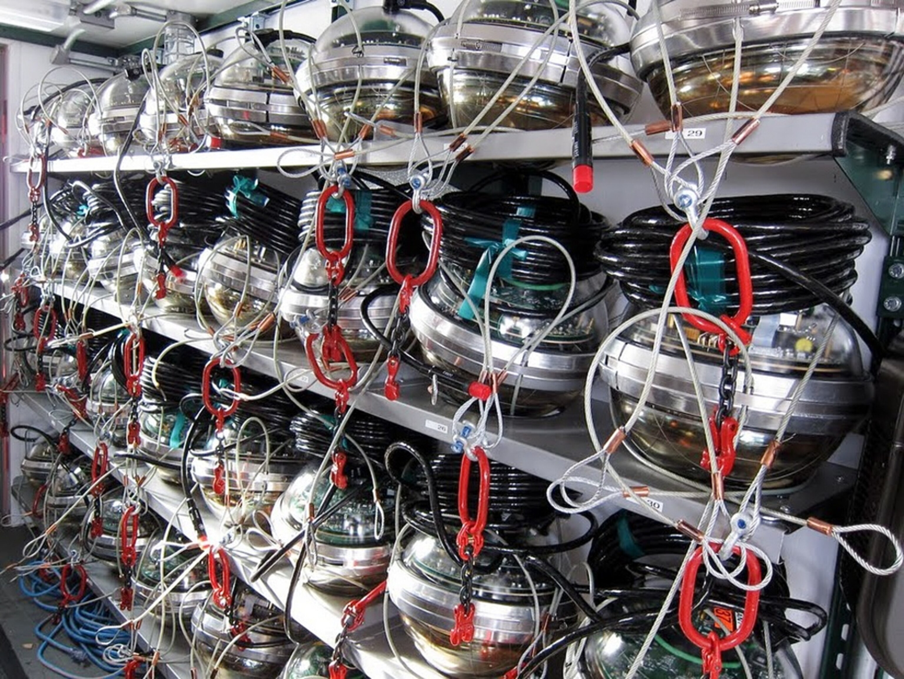 Photos: Huge Observatory 1.5 Miles Deep in Antarctic Ice