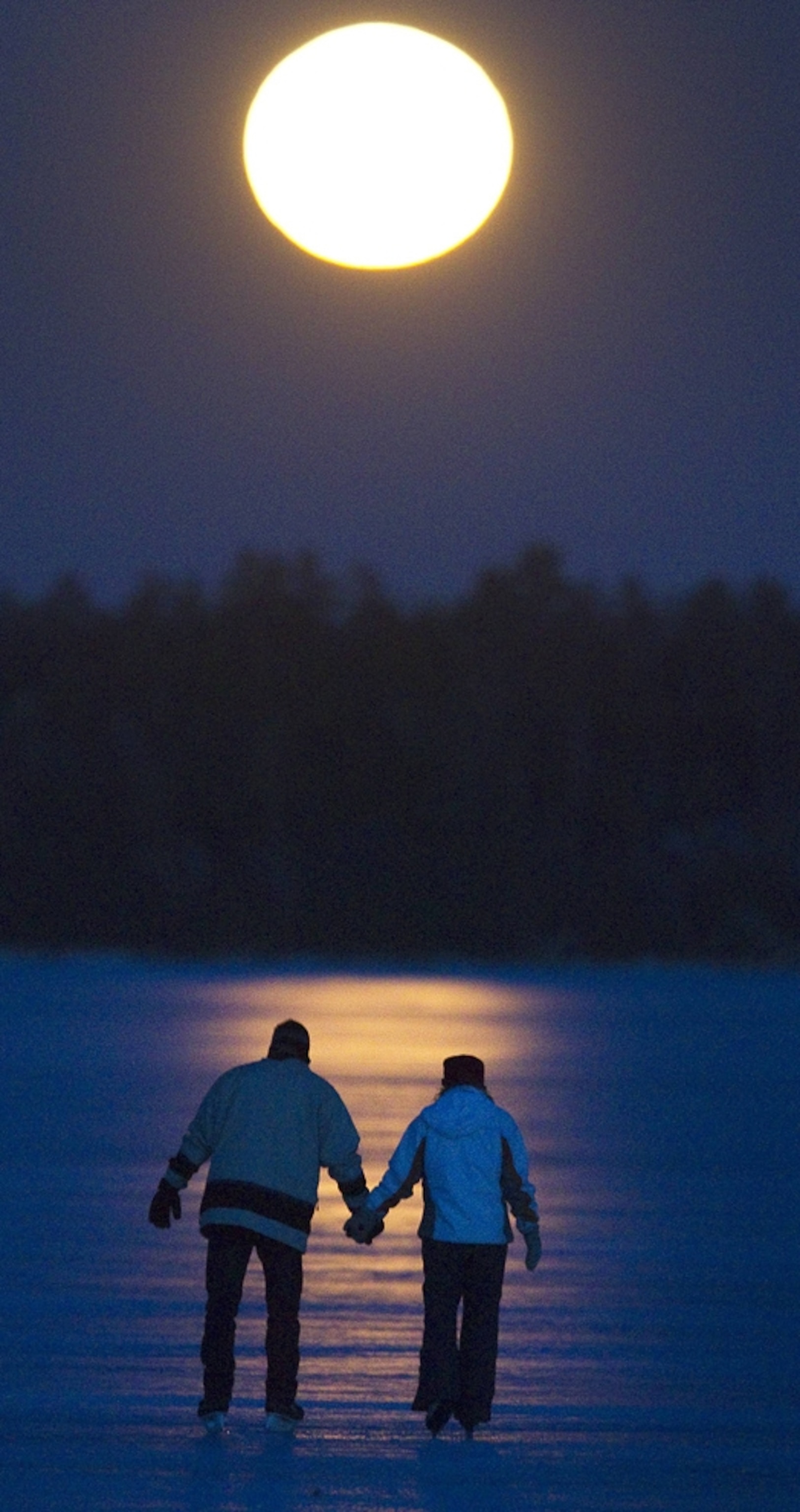 Supermoon Pictures: Best Shots of Biggest Full Moon | National Geographic