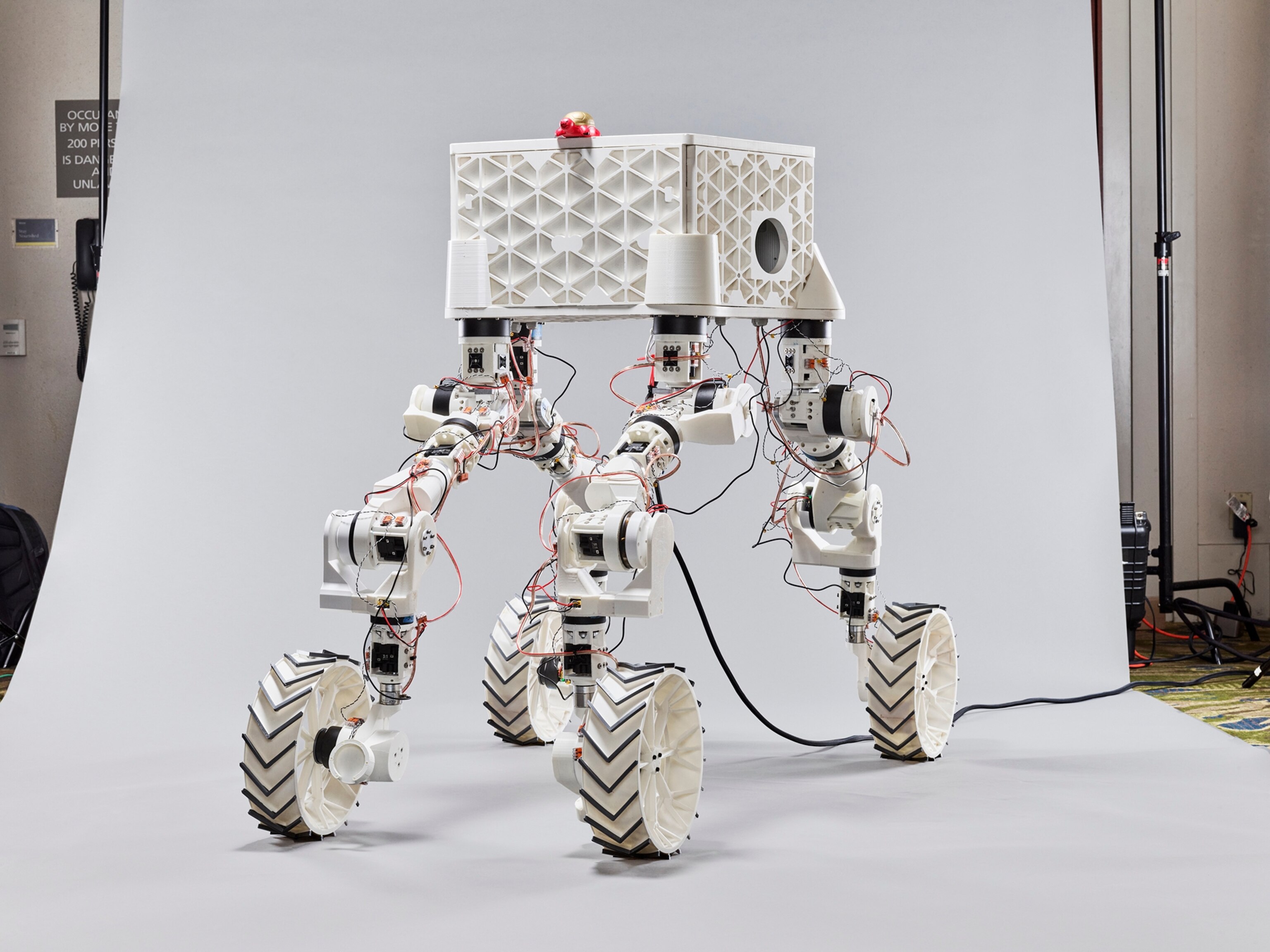 'Snakes' on the moon? These helpers could soon join our lunar mission.