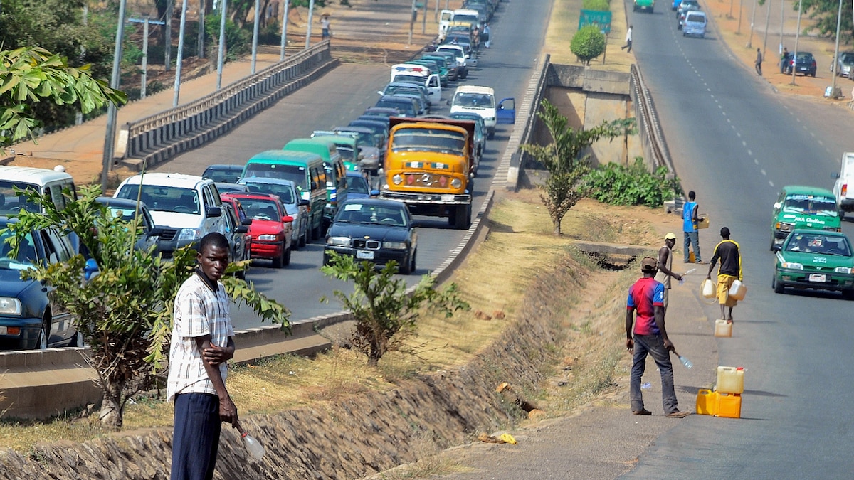 Nigerians Face Fuel Shortages In The Shadow Of Plenty nigerians-face-fuel-shortages-in-the-shadow-of-plenty