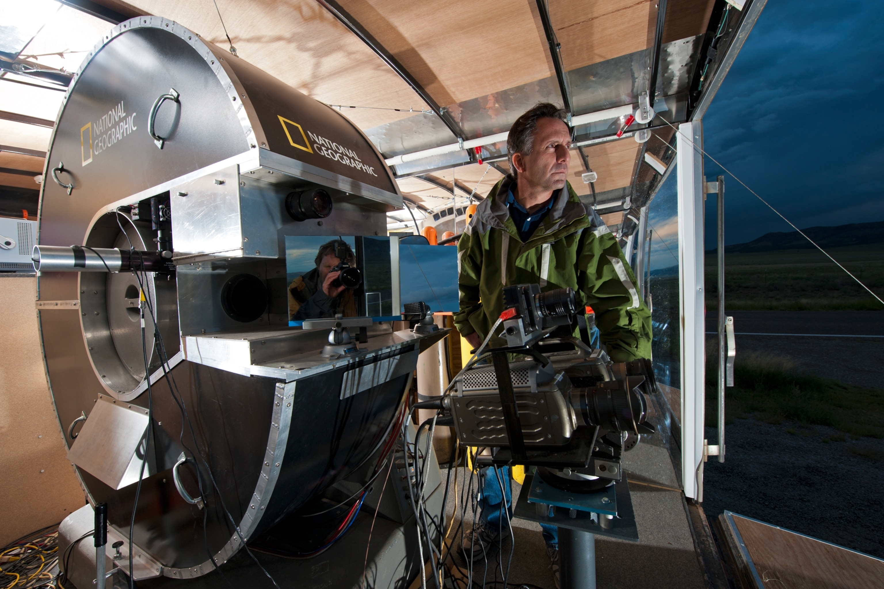 Unpublished Pictures: Tornado Chaser Tim Samaras at Work