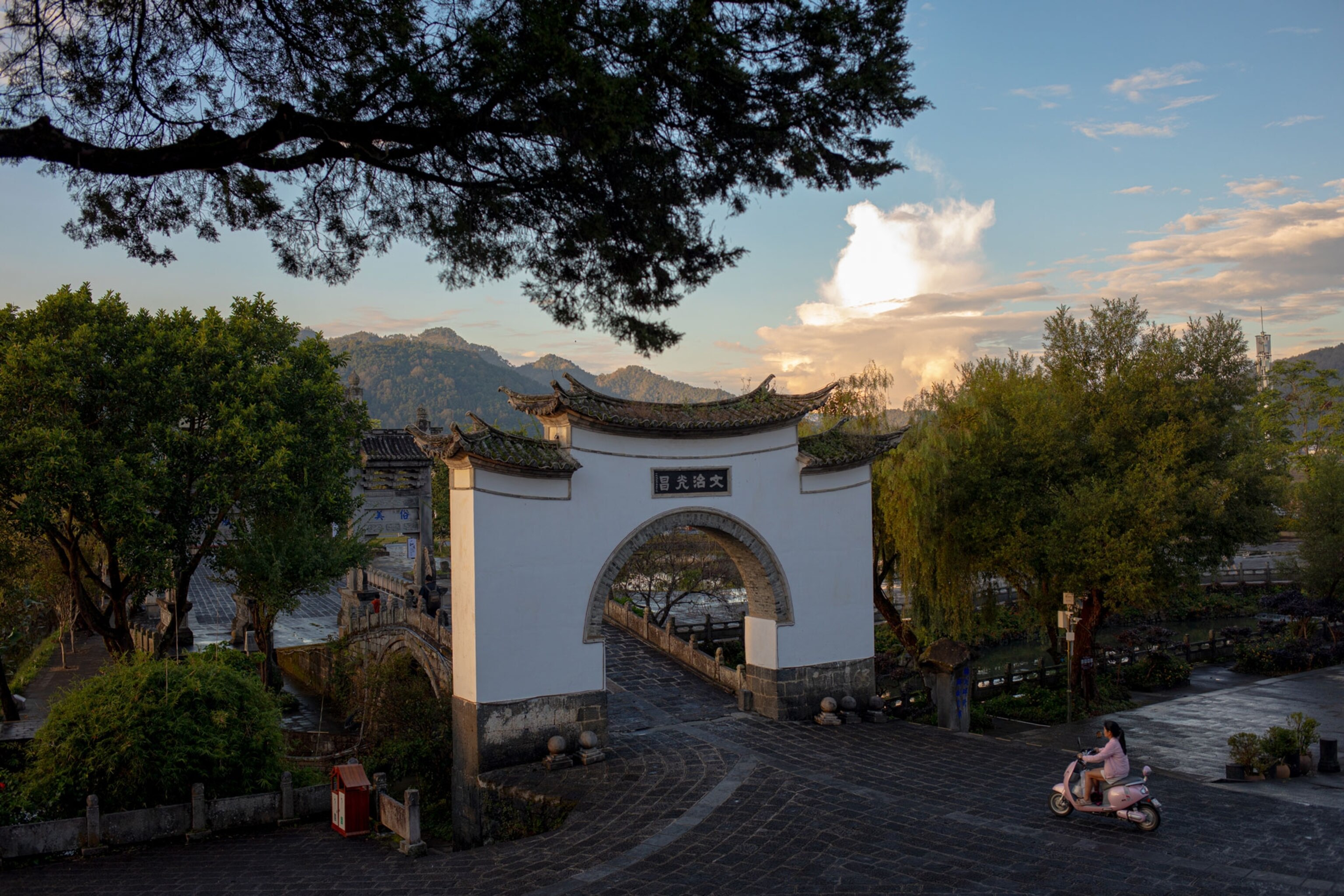 Walking storyteller begins historic trek through China’s heartland