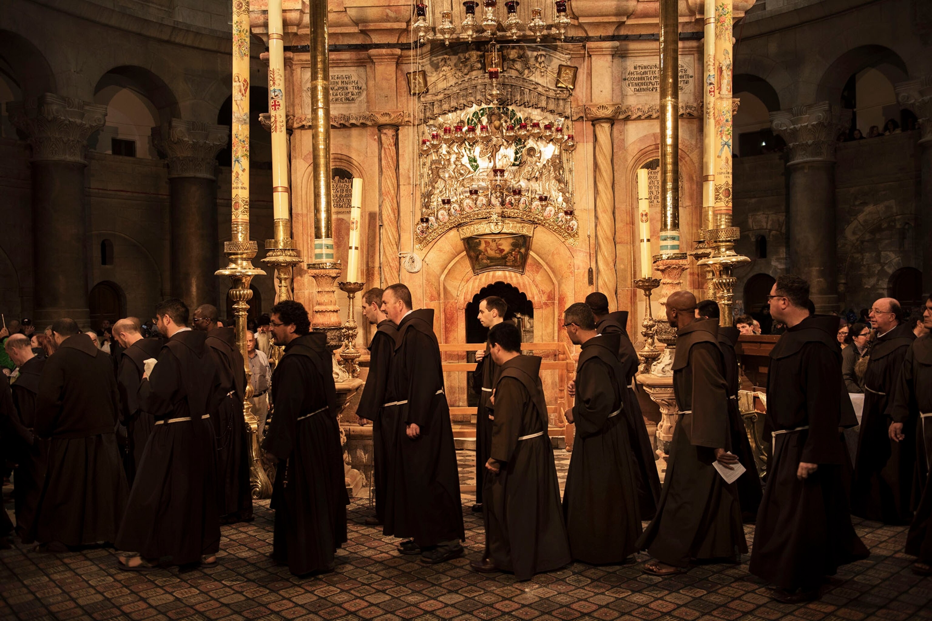 See Powerful Images of Pilgrims Celebrating Easter in Jerusalem