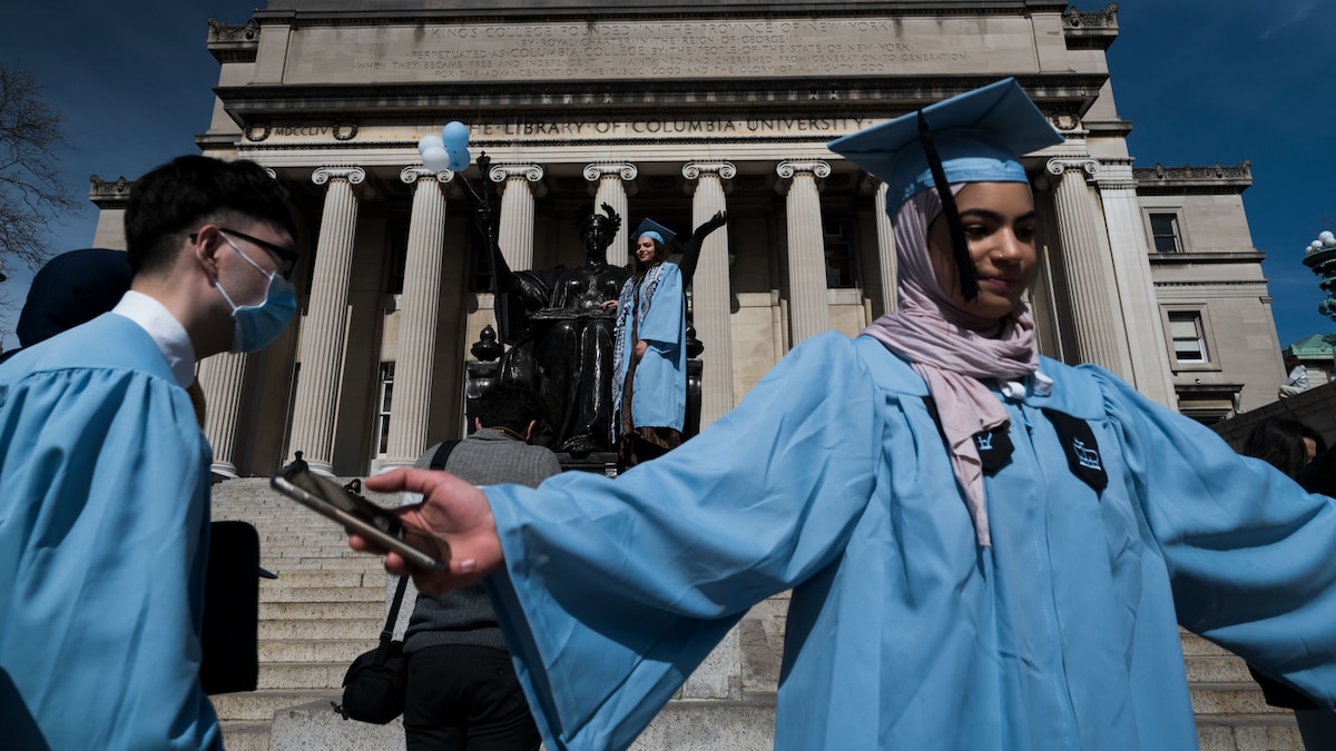 Without ceremony, new college grads step into an uncertain workforce ...