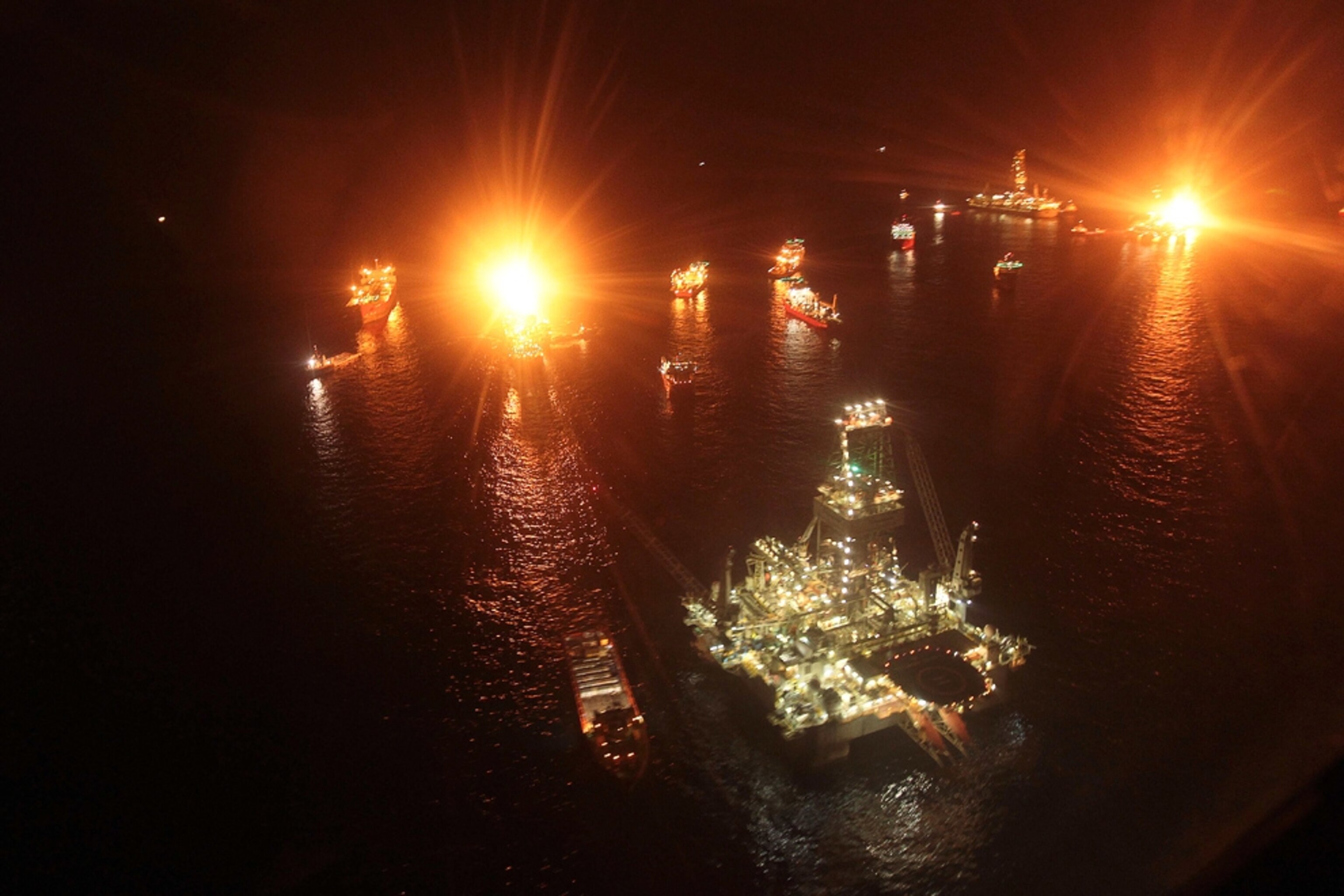 Pictures: New Cap Stops Gulf Oil Spill, BP Says