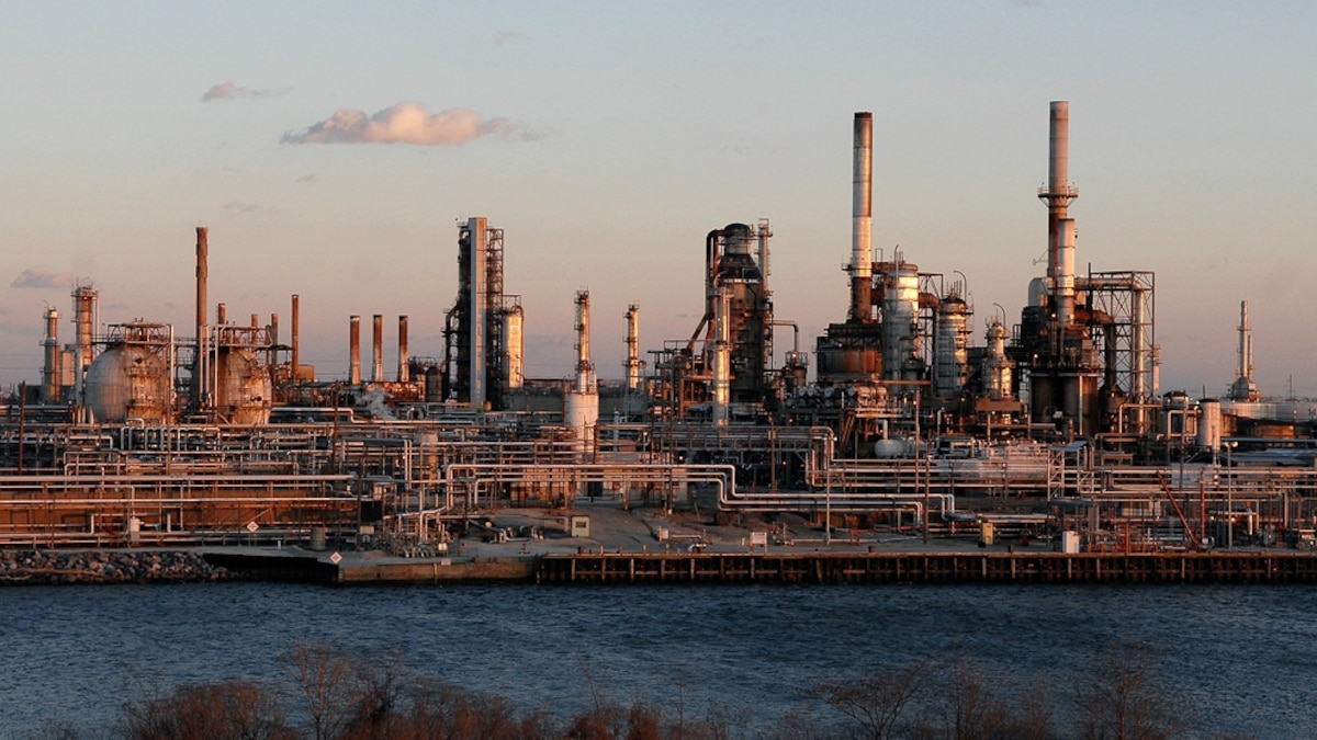 With Gas Prices High, U.S. Refinery Closures Hit Workers and Drivers ...