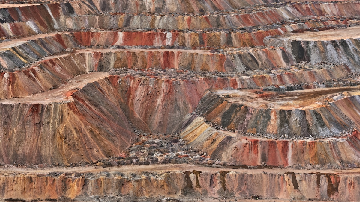 Edward Burtynsky's new photo exhibit shows all the beautiful ...