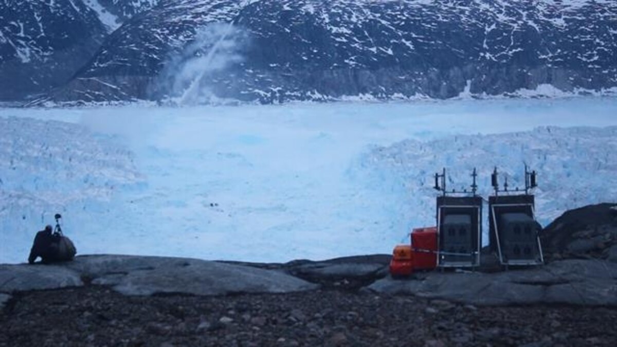 Huge Piece of Ice Falls Off Greenland Glacier | National Geographic