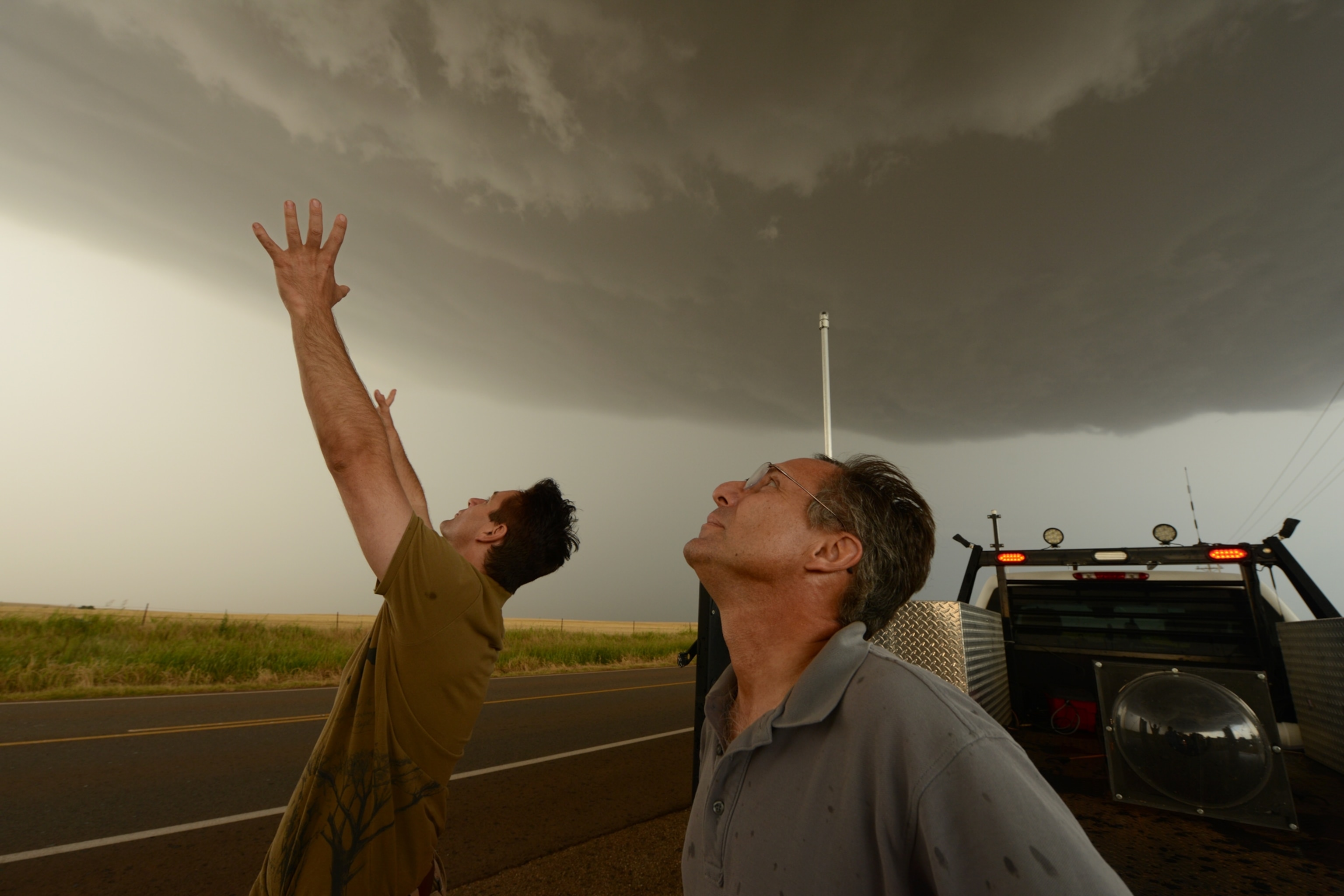 Unpublished Pictures: Tornado Chaser Tim Samaras at Work