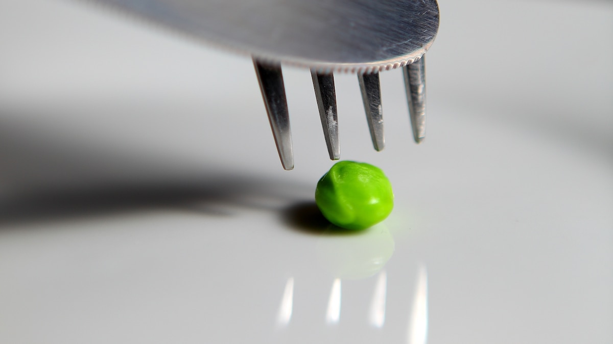 Eating less food can actually make weight loss harder—here’s why ...
