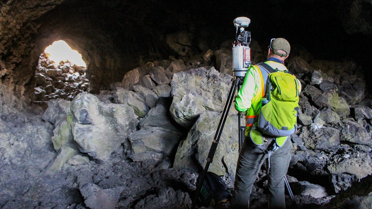 Fly Through a Huge Volcanic Cave With These Stunning 3-D Scans ...