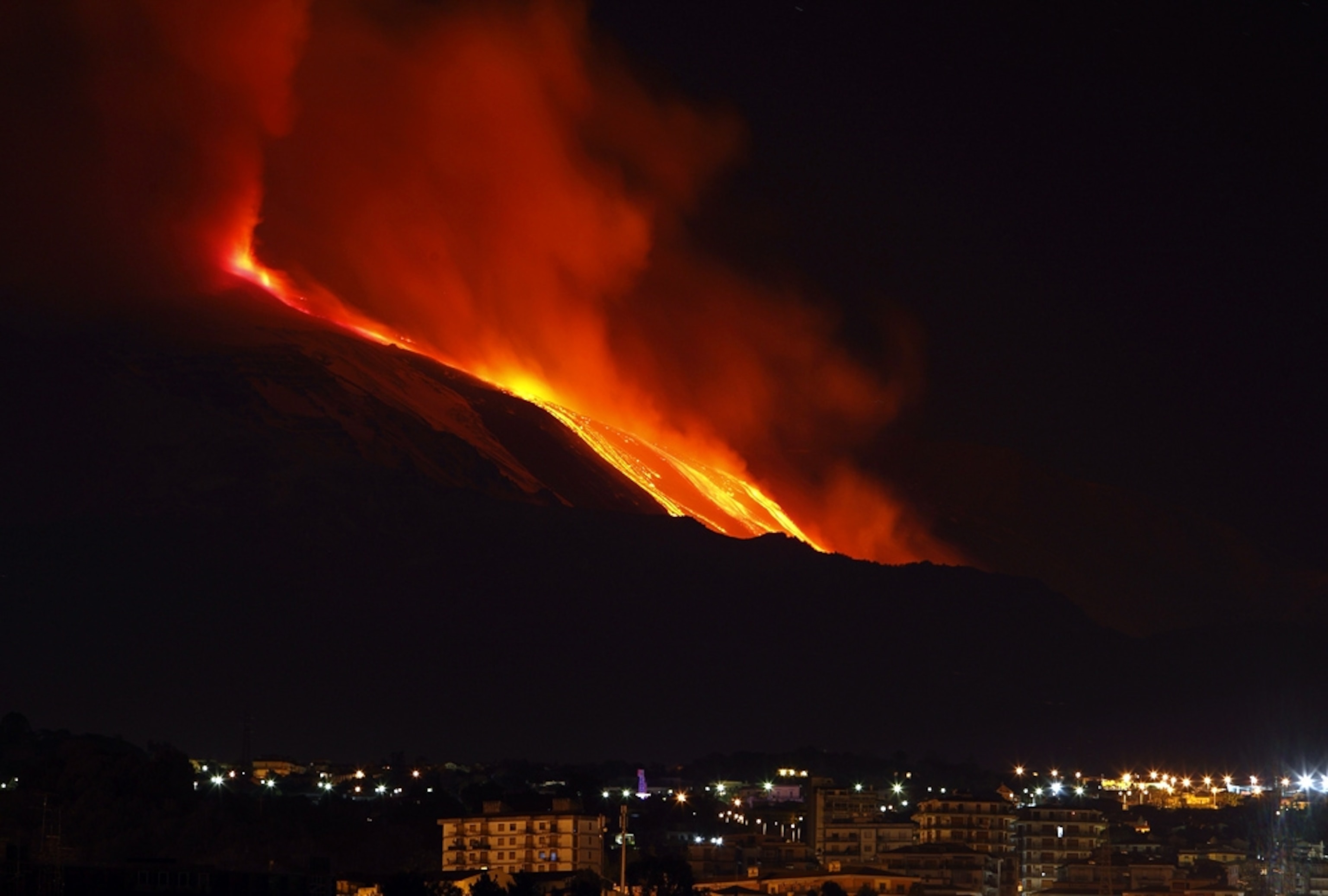 Pictures: Mount Etna Erupts Overnight | National Geographic