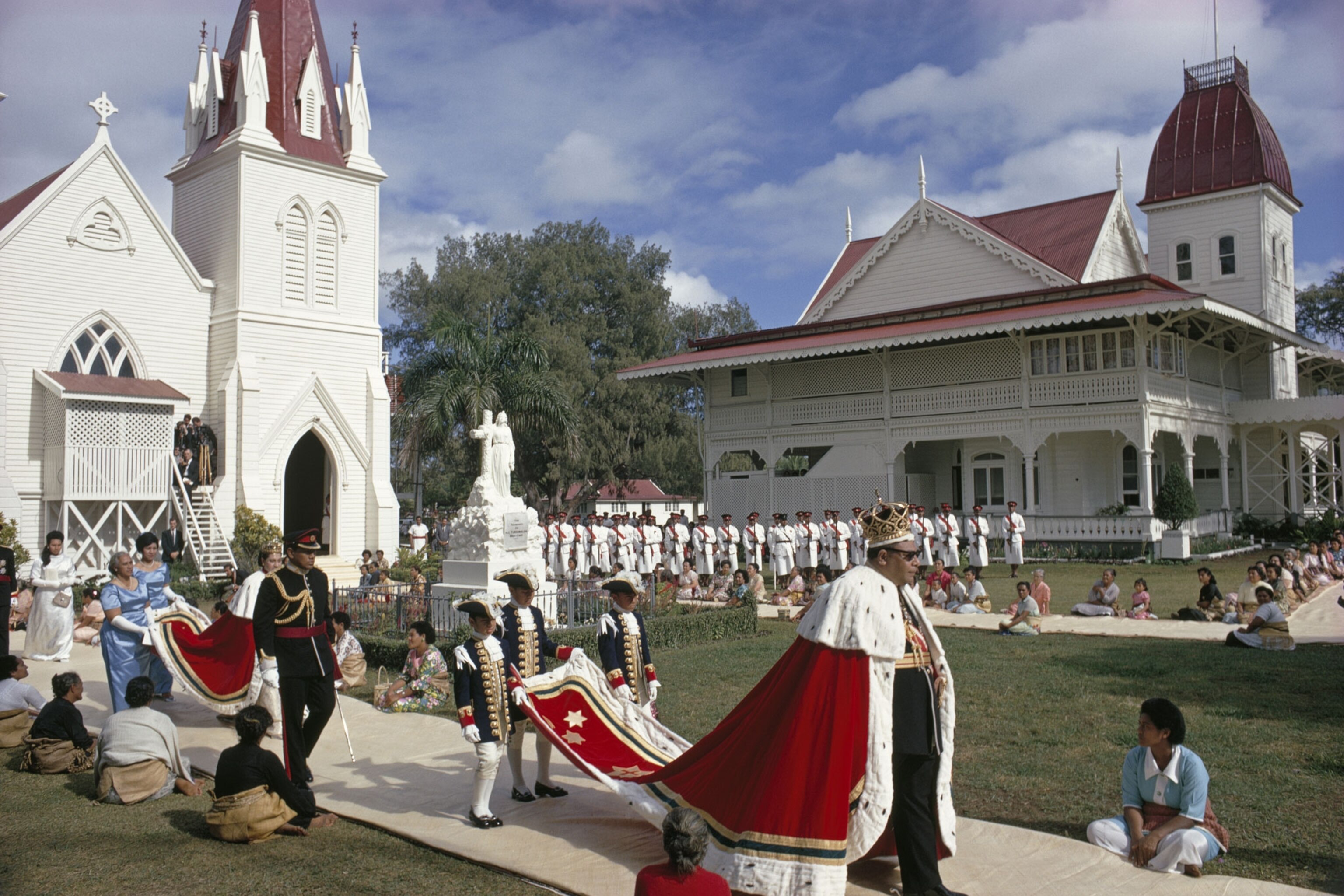 See vintage photos of historic coronations straight from the Nat Geo ...
