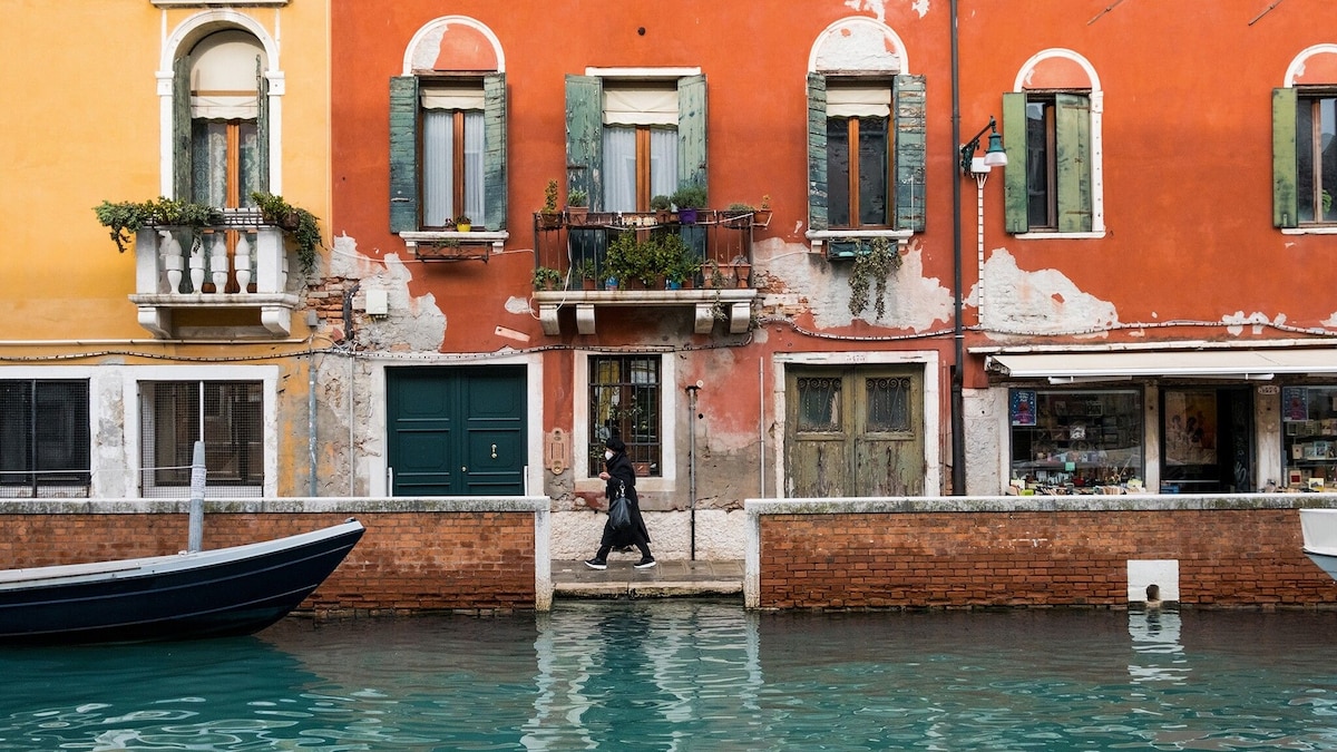 Meet the people keeping Venice's traditions alive, from paper marblers ...
