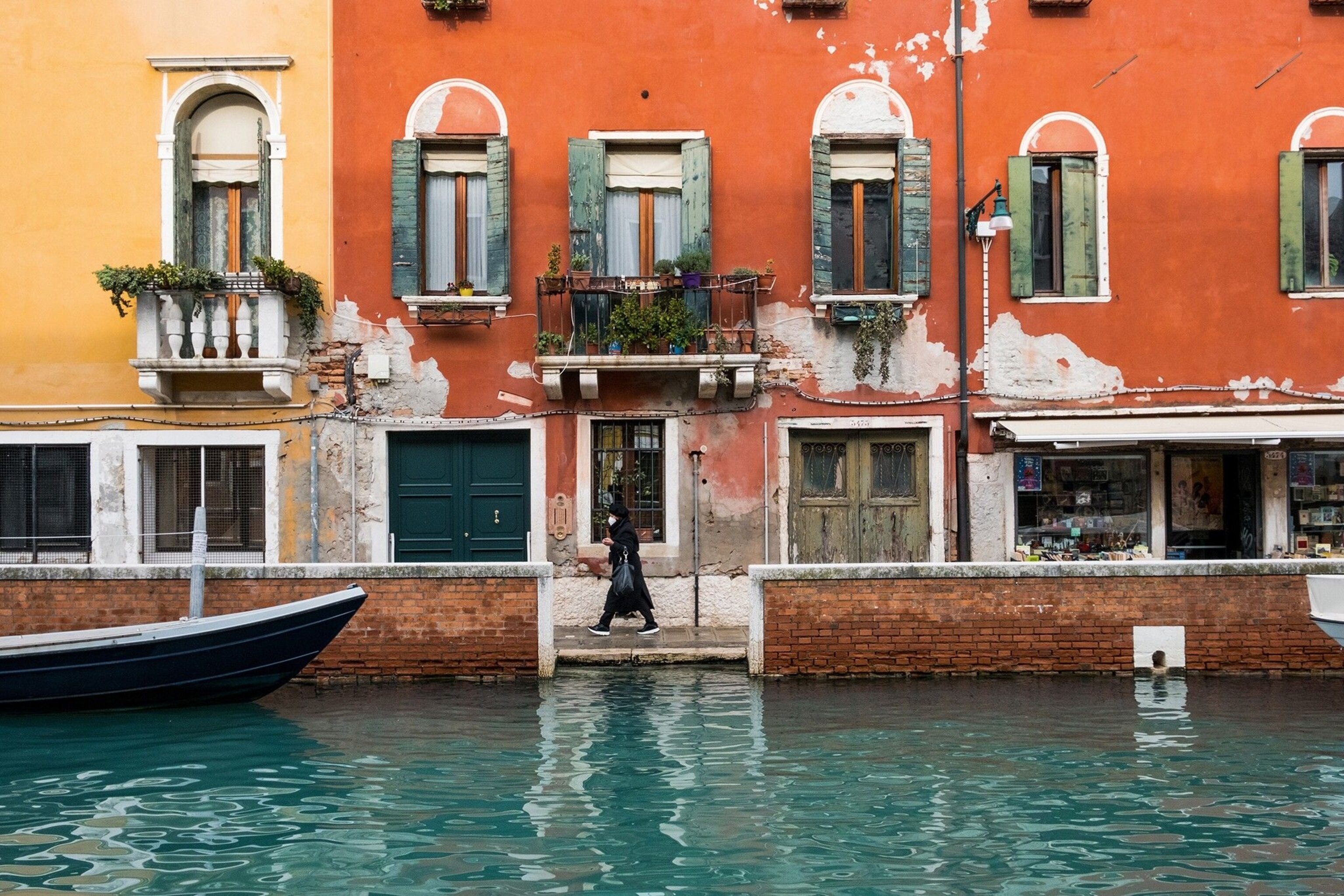 Meet the people keeping Venice's traditions alive, from paper marblers ...