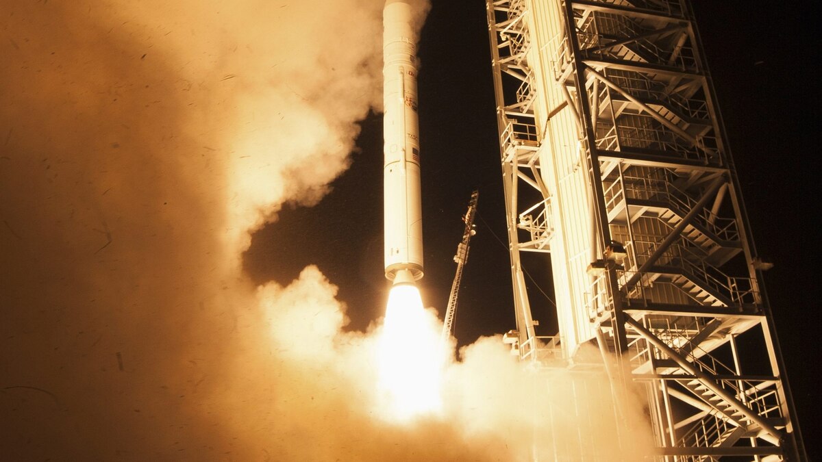 Space Pictures this Week: Rocket Frog, Cosmic Flock, Galactic Swarm ...