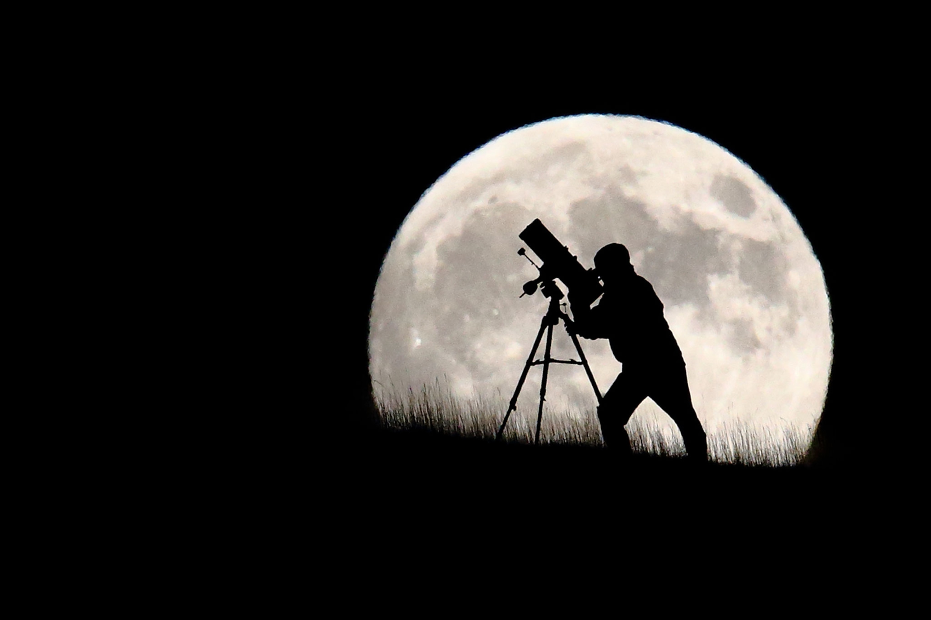 Why the Moon Looks Bigger Near the Horizon