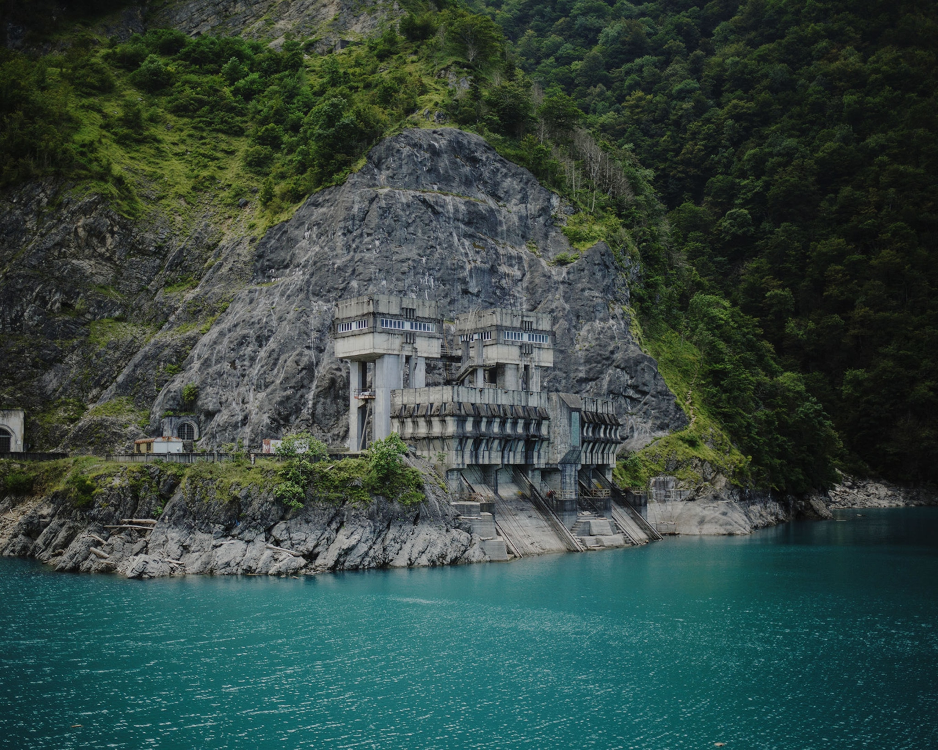 This mighty river courses through a troubled history | National Geographic