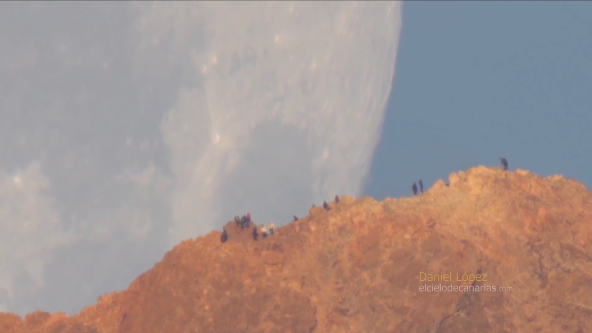 Full Moon Seems to Fall From the Sky in Video From the Canary Islands ...