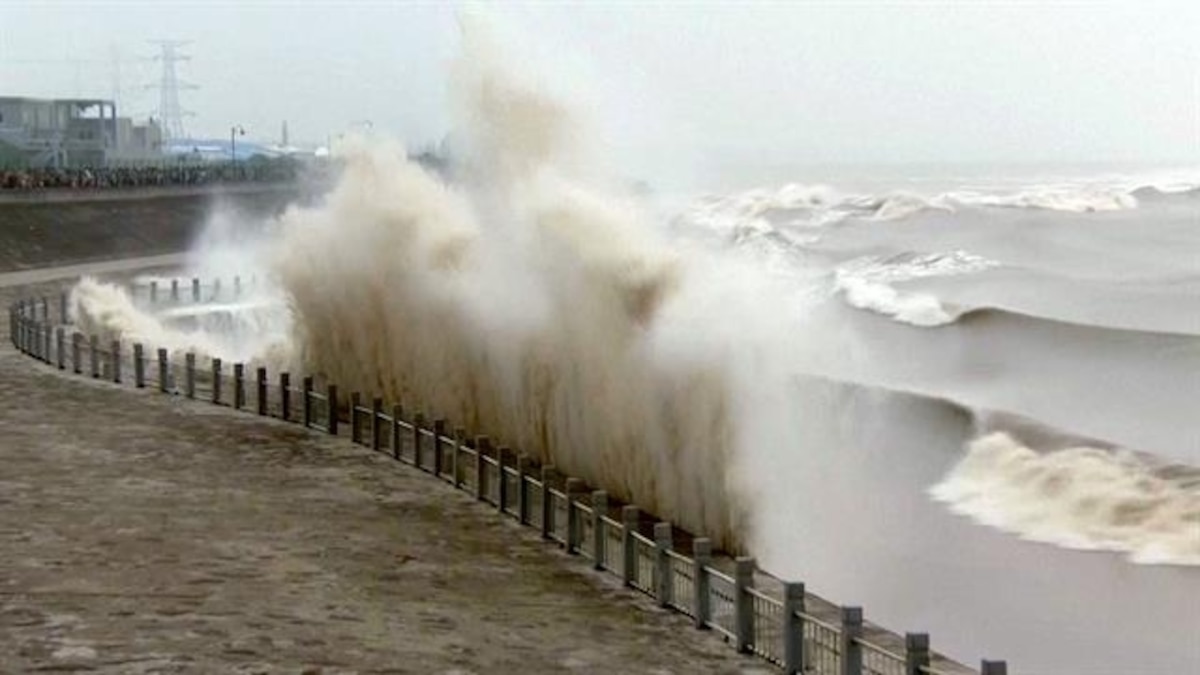 Watch a Tidal Bore Race Up China's Qiantang River
