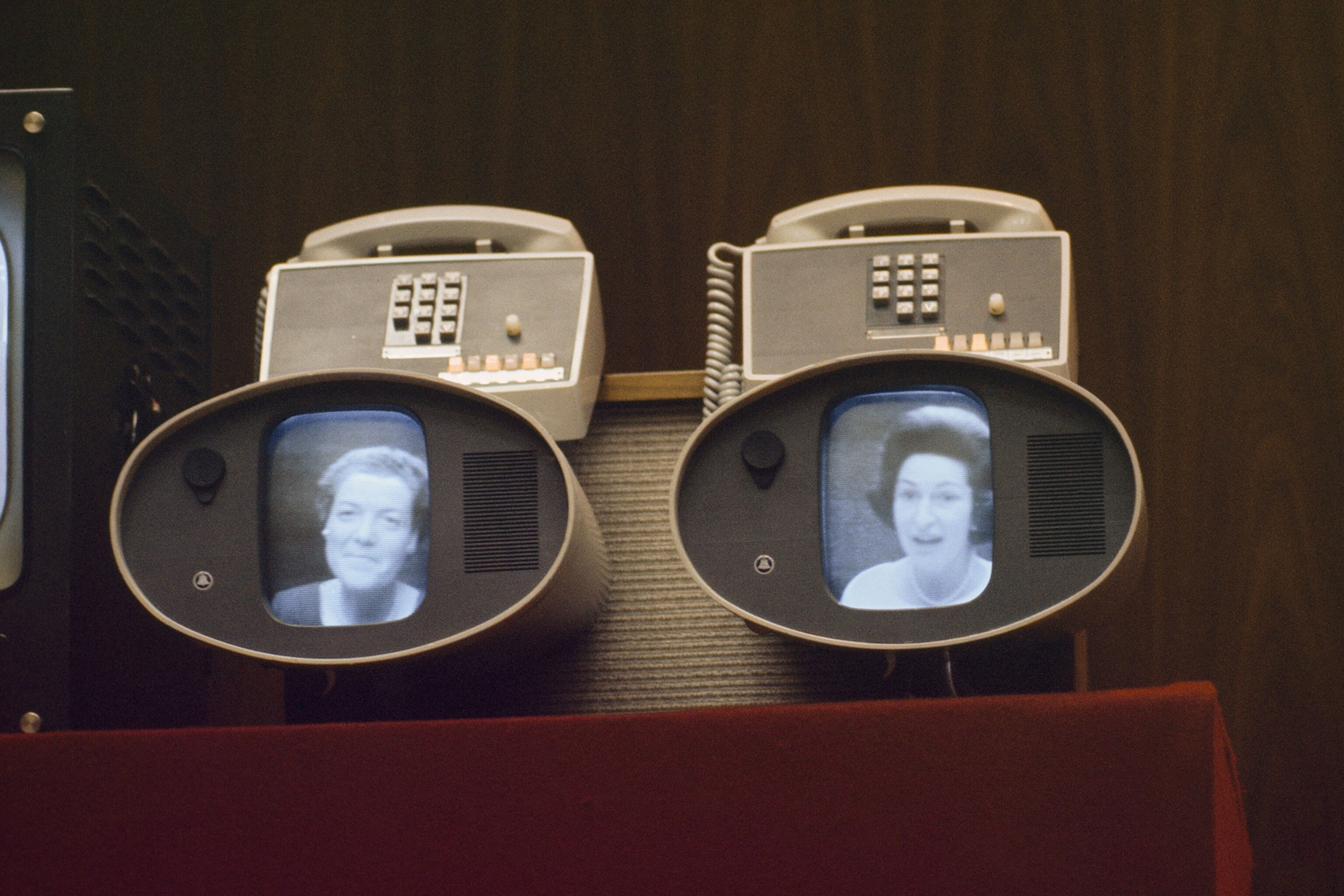 Before Hotline Bling: 12 Photos of Phones Through the Years