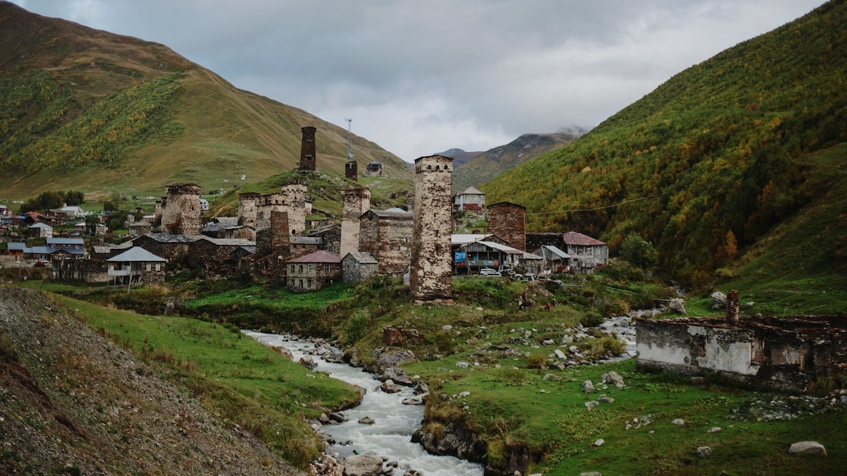This mighty river courses through a troubled history | National Geographic