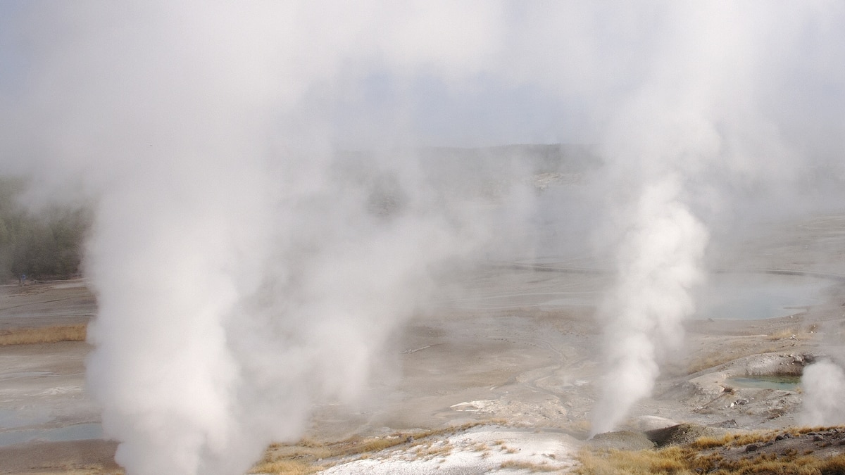 A chunk of Yellowstone the size of Chicago has been 'pulsing.' Why ...