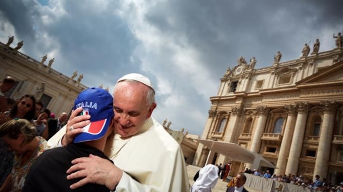 Rare Access Allows a Photographer to Show Us the People Power of Pope ...