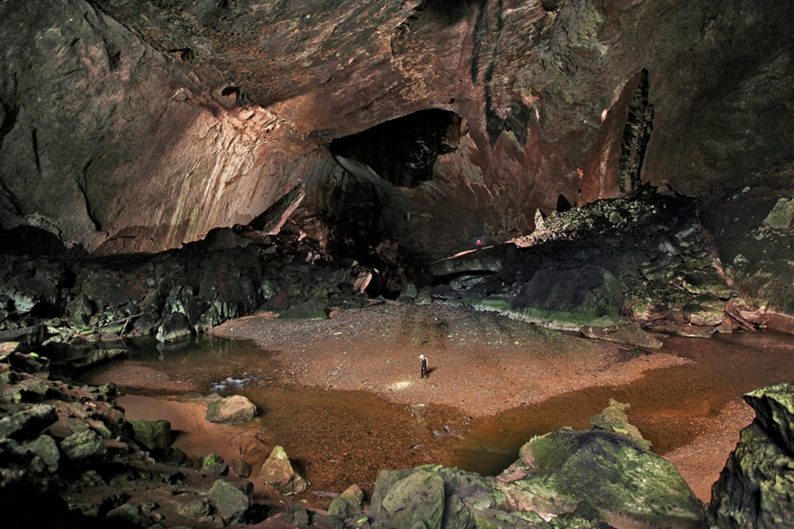 New Giant-Cave Photos: Surreal Formations, More in Borneo