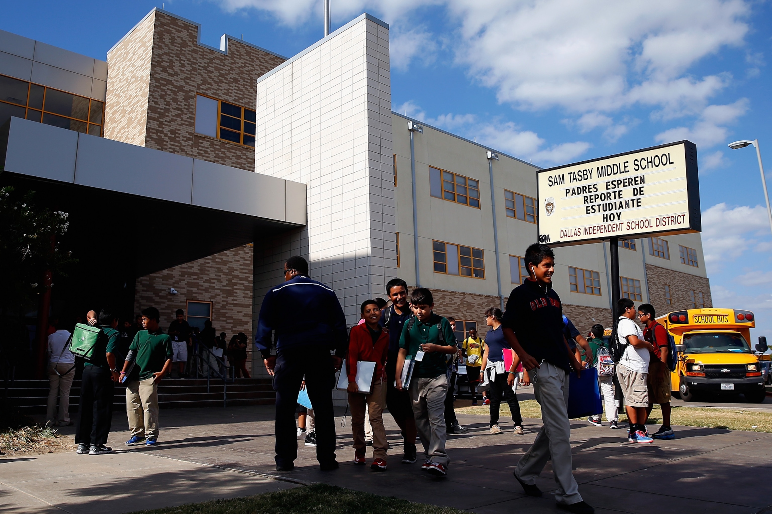 As Officials Track Texas Ebola Victim's Contacts, Criticism and ...