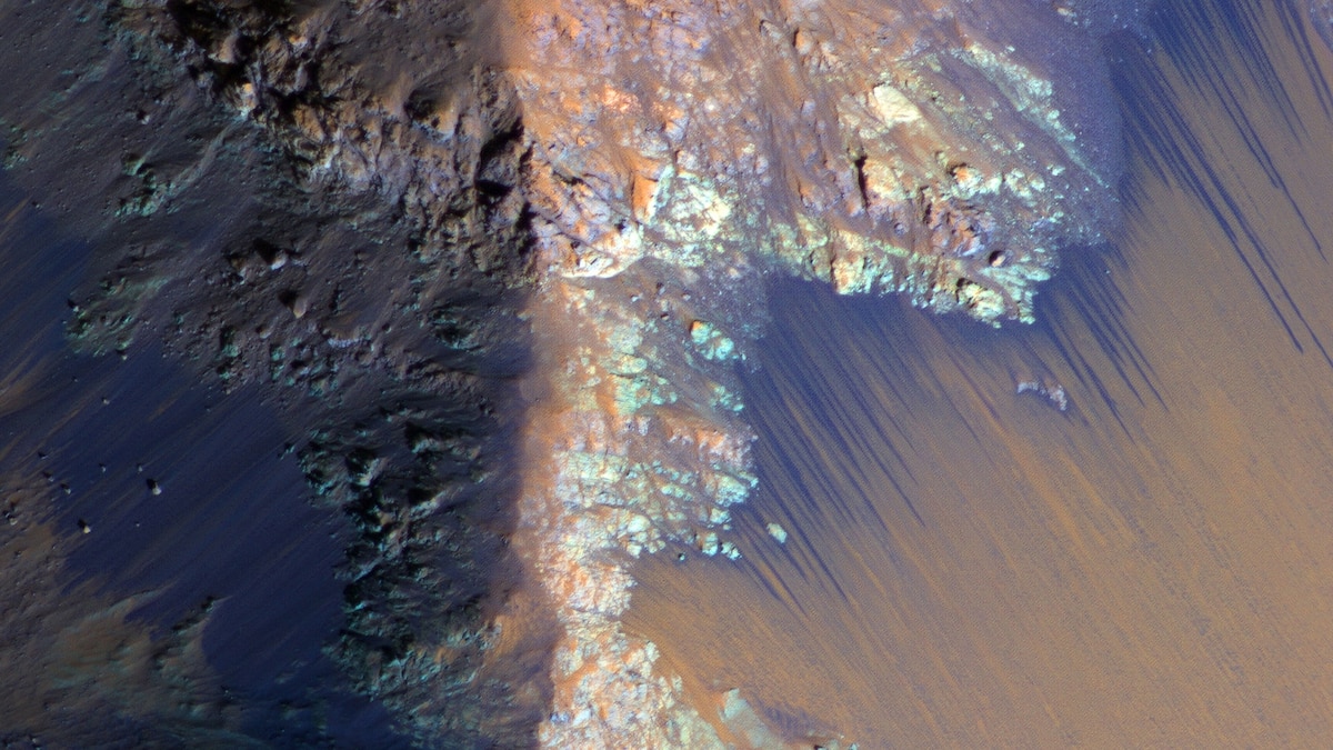 NASA Finds 'Definitive' Liquid Water on Mars | National Geographic