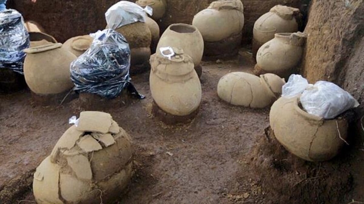 Bodies in Urns Among Artifacts Found in 1,000-Year Old Cemetery ...