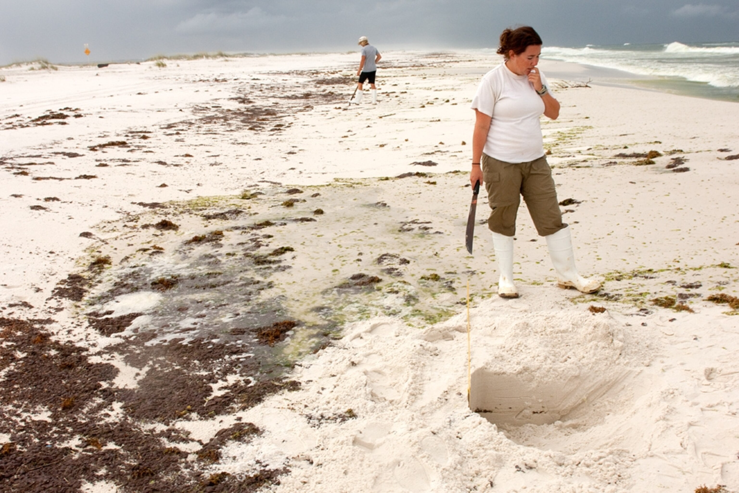 Gulf Spill Pictures: Toxic Oil Found Just Under Beaches