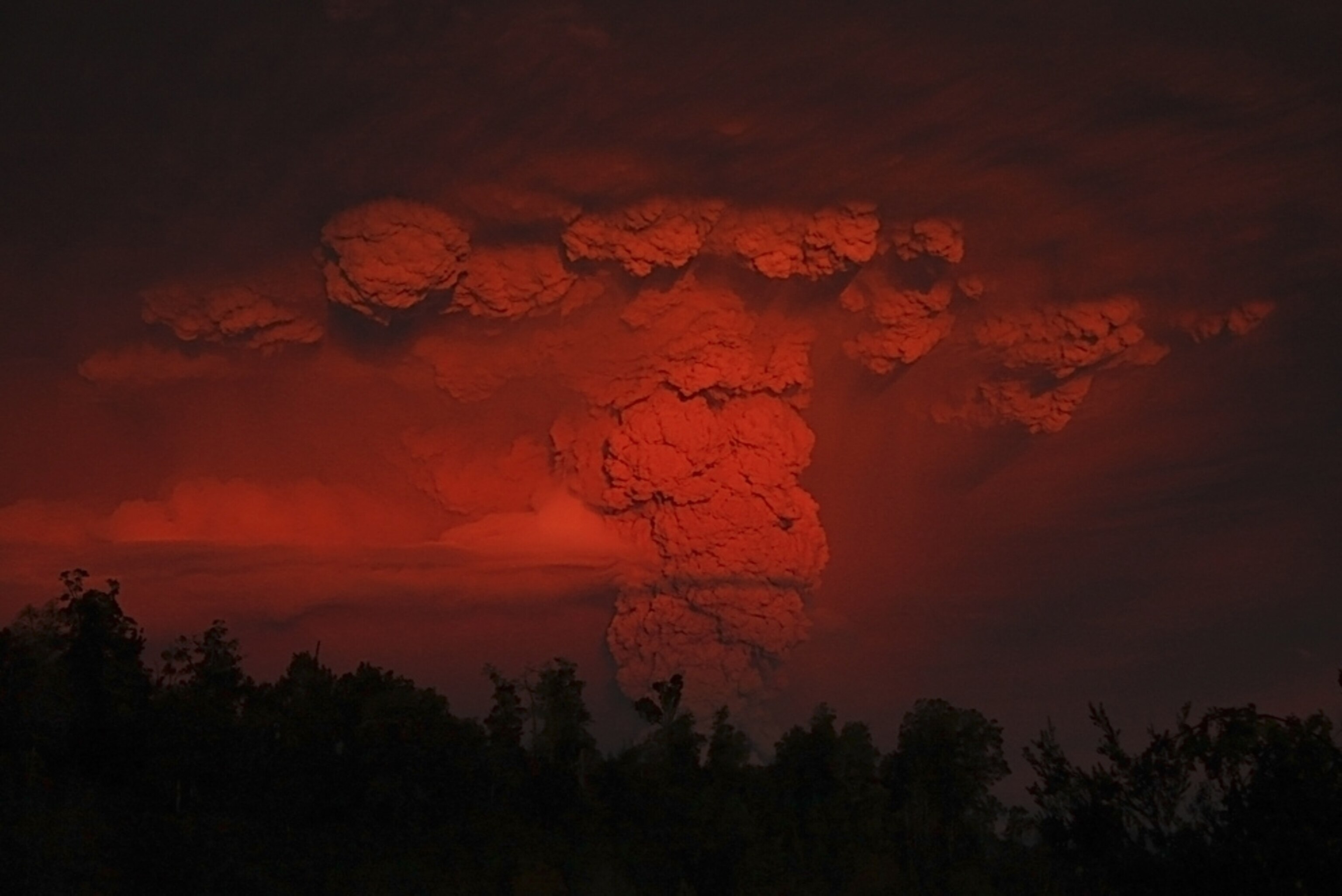 Pictures: Volcano Supercharges Sunsets Far and Wide | National Geographic
