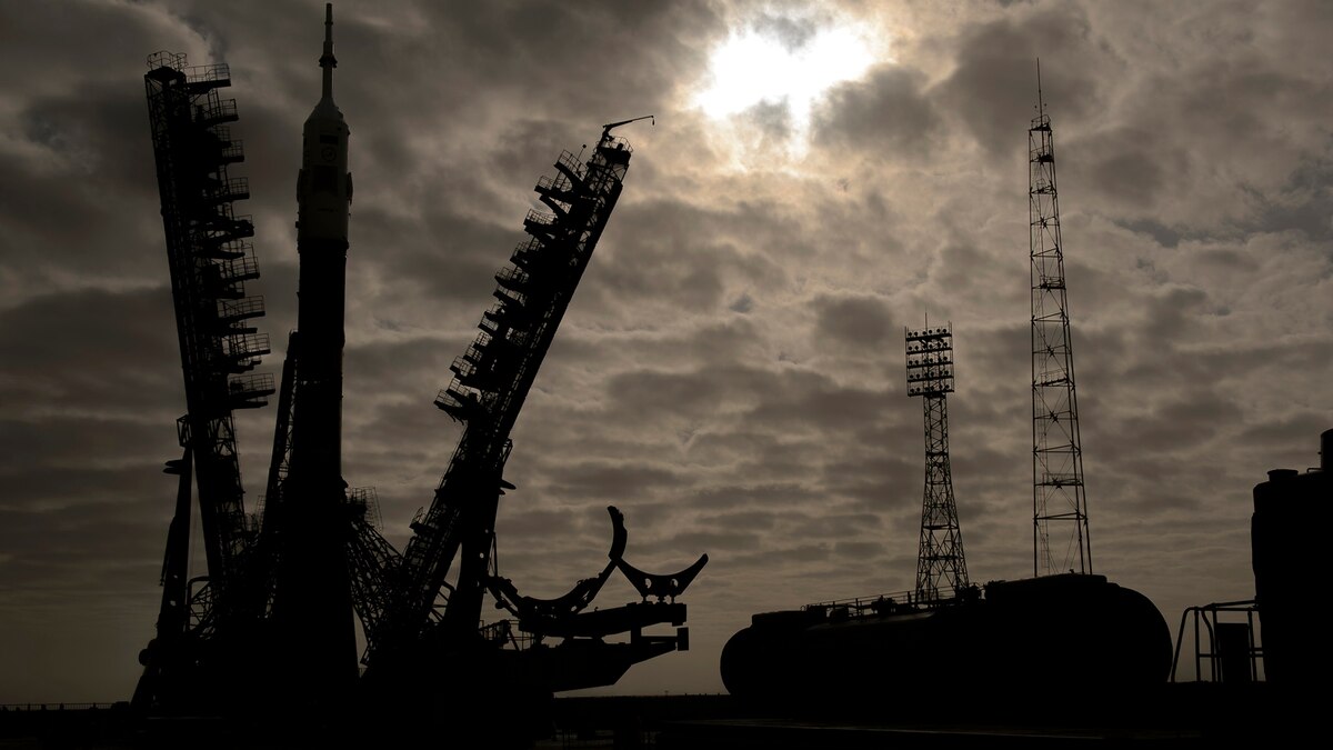 Best Space Pictures: Martian Potholes, Space Diplomats, and an Erupting ...