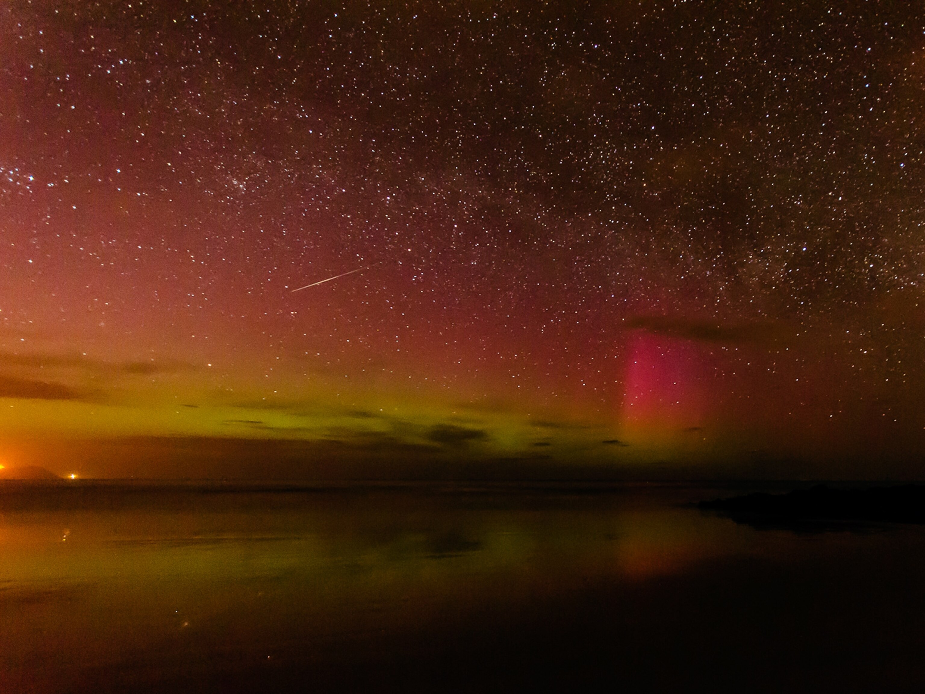 Lyrid Meteor Pictures: Fireball Boom, Auroras Add Spark to Shower ...