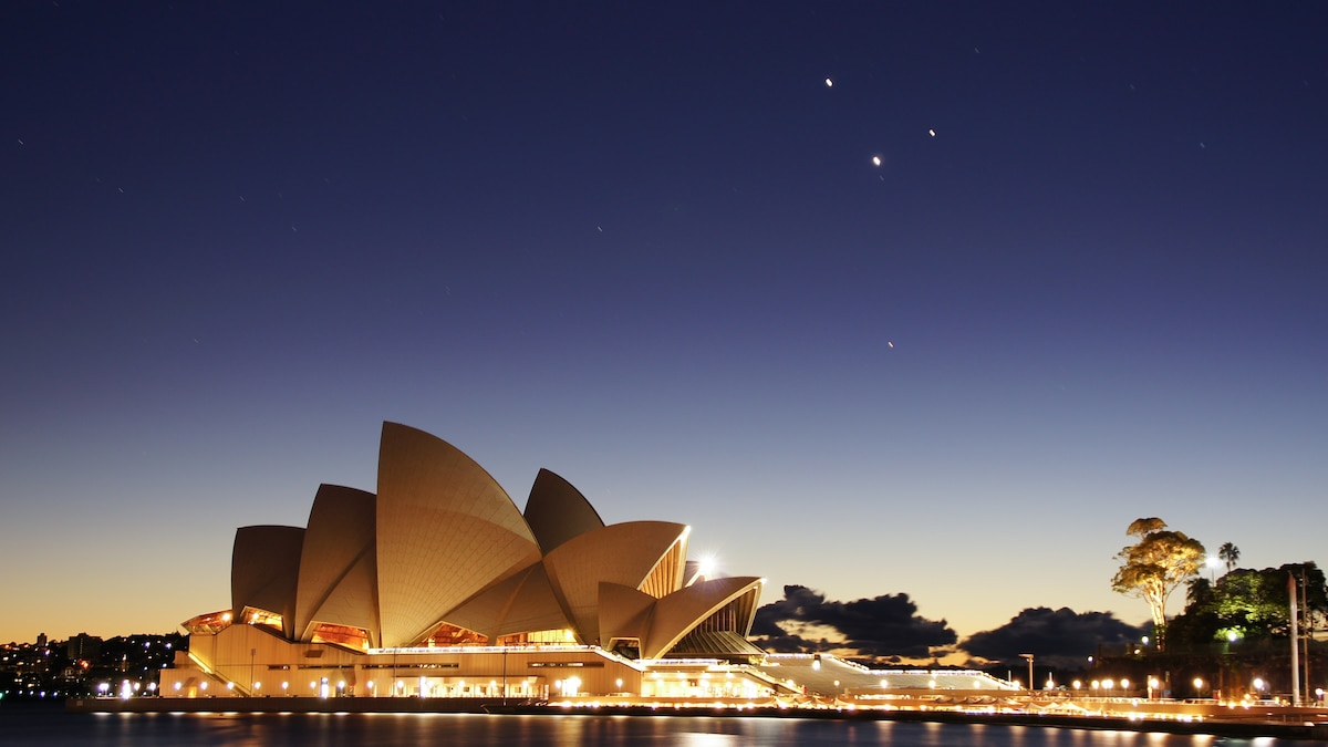 Skywatcher's Guide: Eye-Catching Triple Planet Huddle in Evening Sky ...