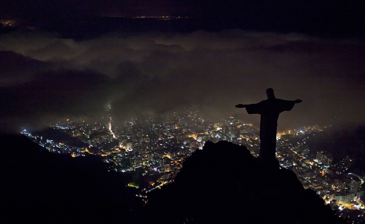 Earth Hour Pictures: Before and After, Around the World