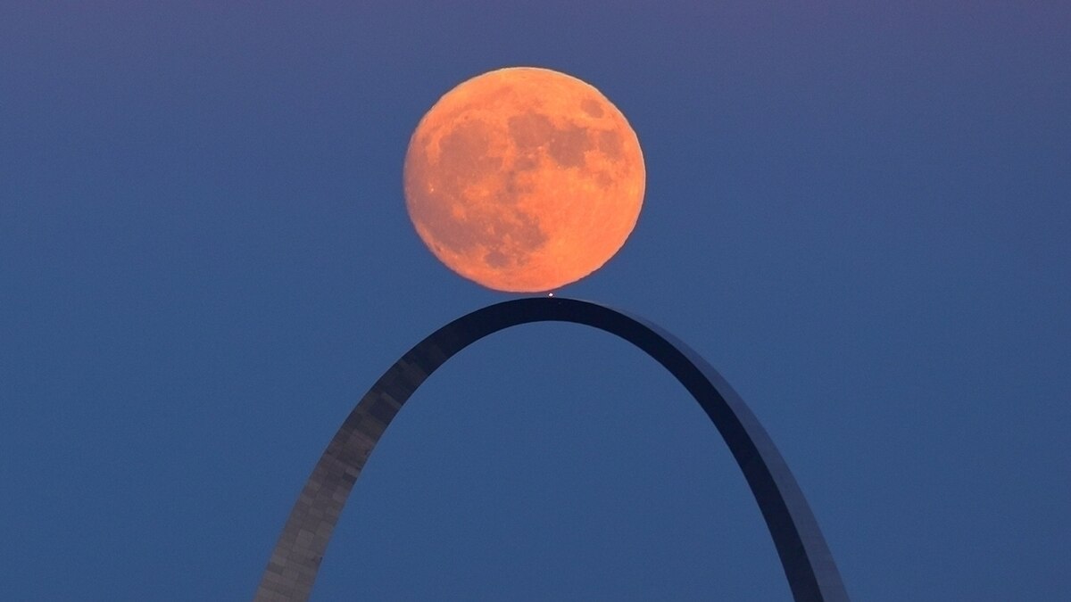 Nice Shot! Balancing the Supermoon on the St. Louis Arch | National ...