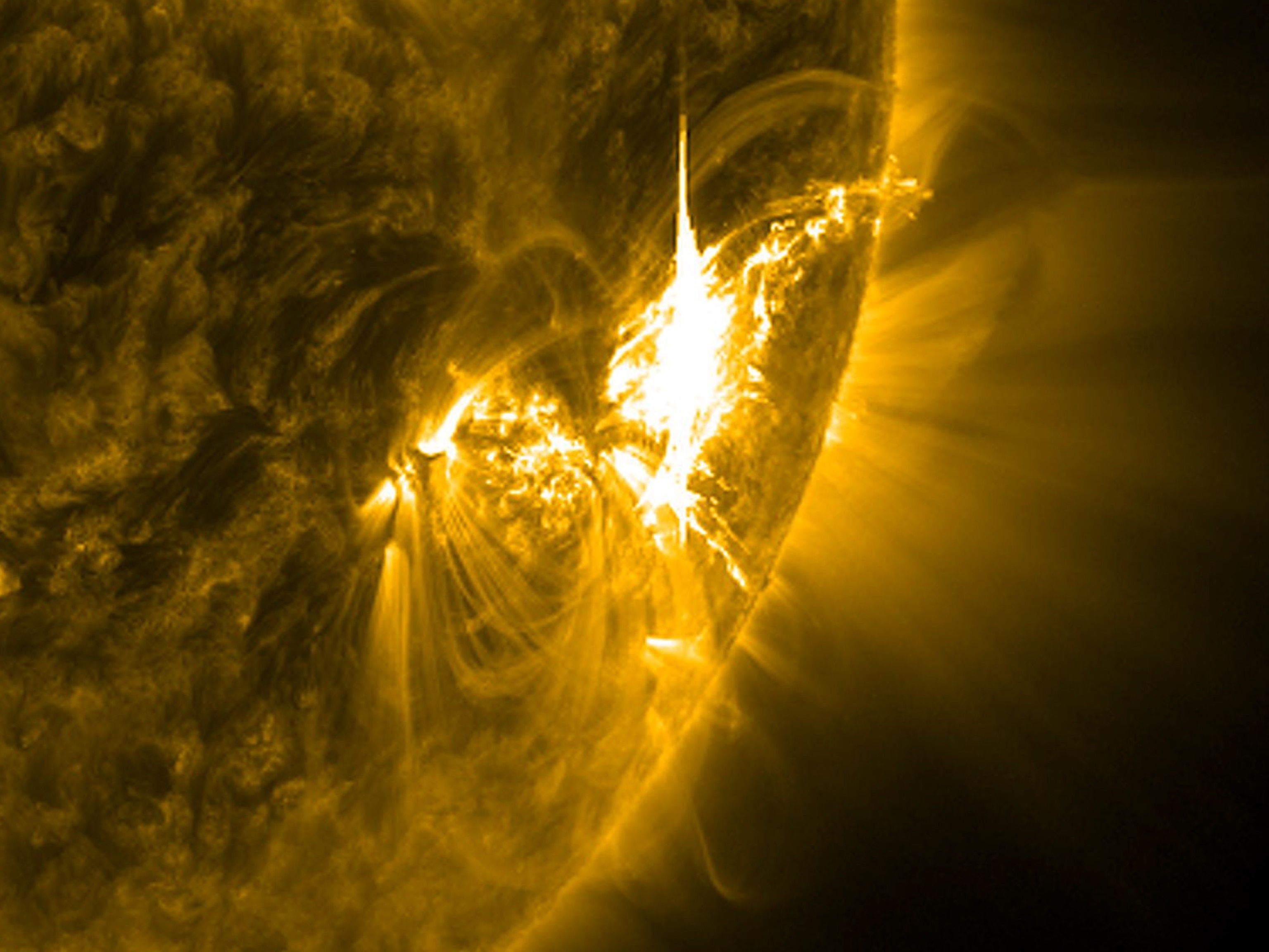 New Aurora Pictures: Green, Purple Lights Sparked by Solar Blast